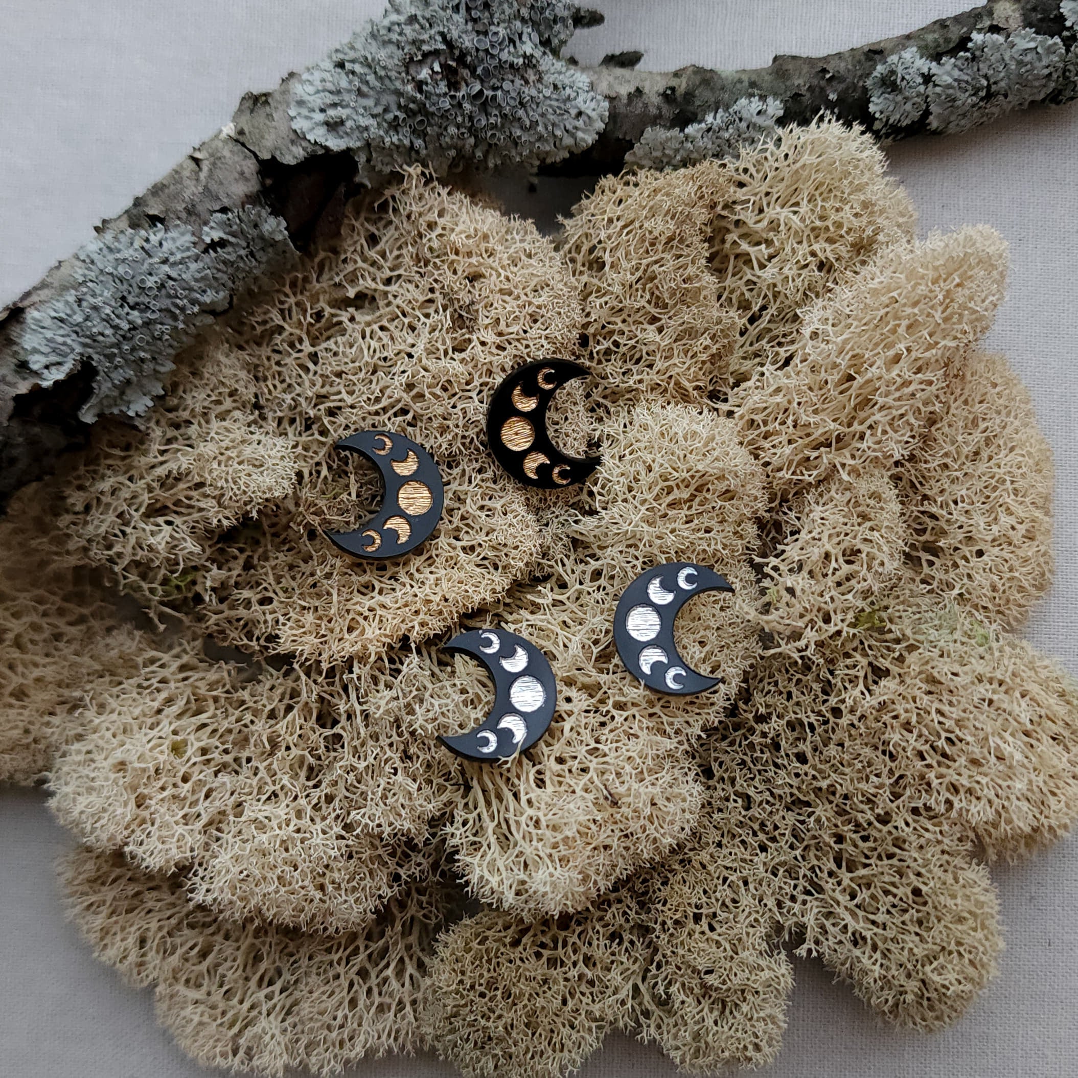 Crescent Moon Studs in Black – Complementary