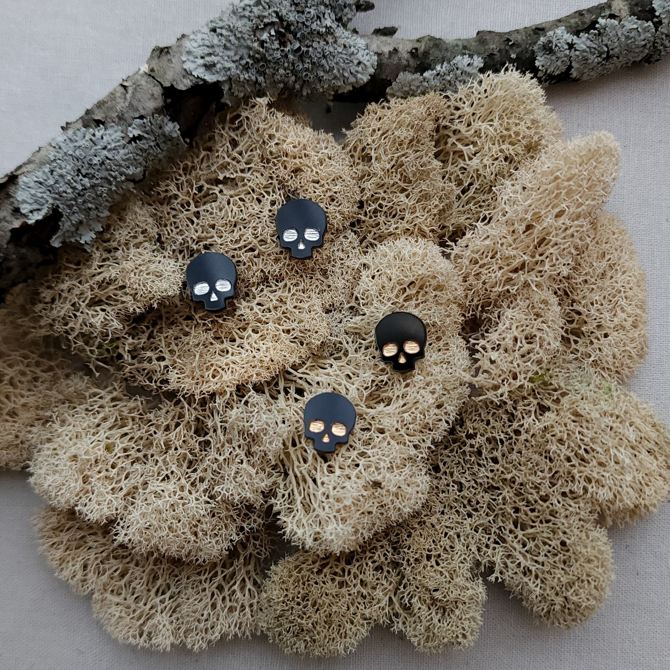 Skull Studs in Black – Complementary